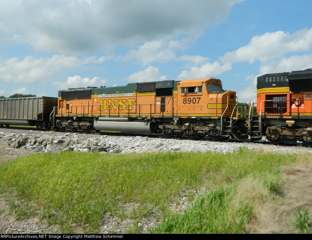 BNSF 8907